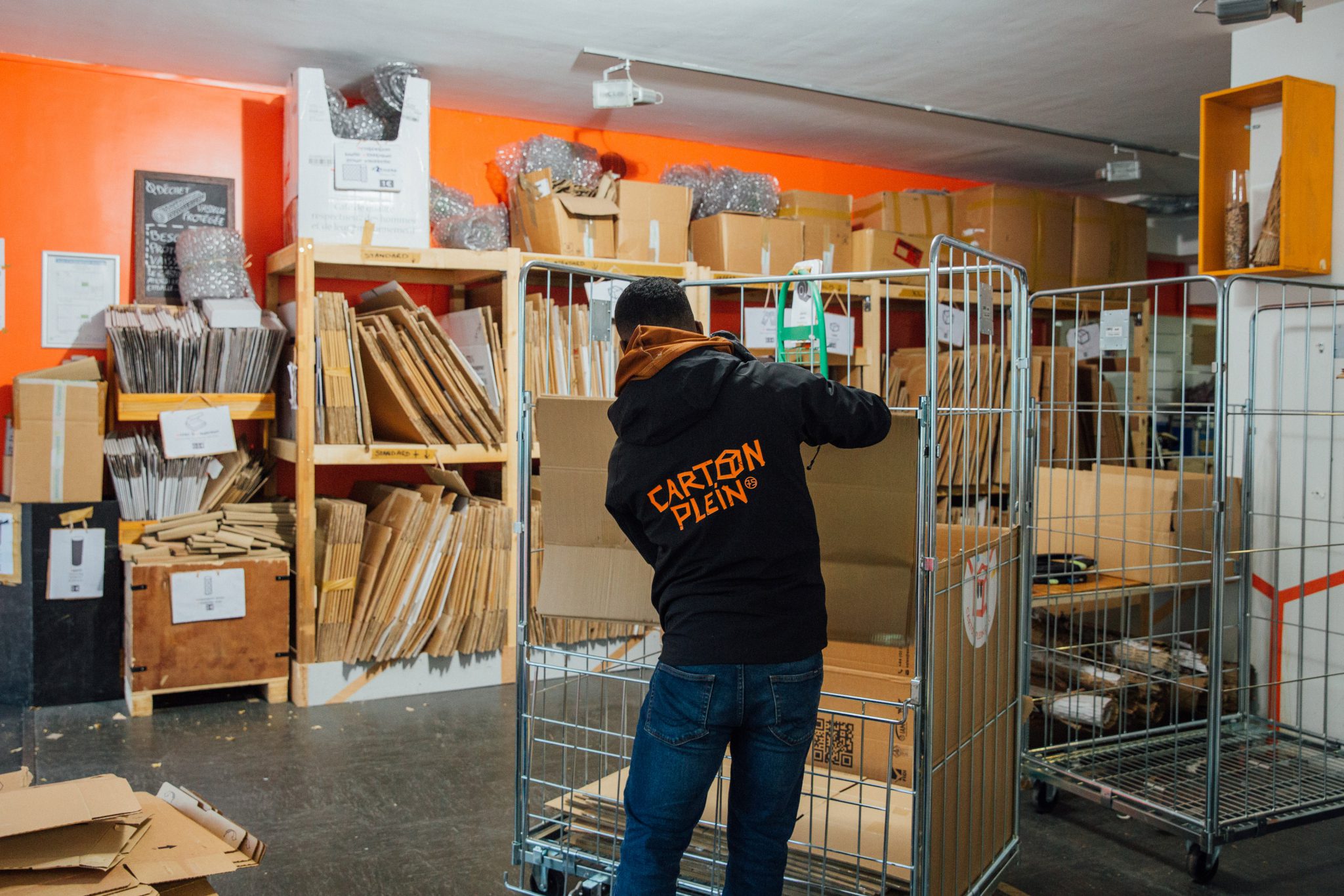Carton Plein - Les vieux cartons font les nouveaux départs… - Fonds de ...