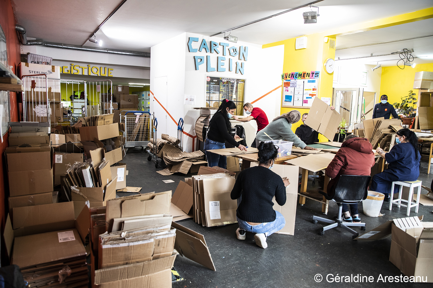 Carton Plein - Les vieux cartons font les nouveaux départs… - Fonds de ...